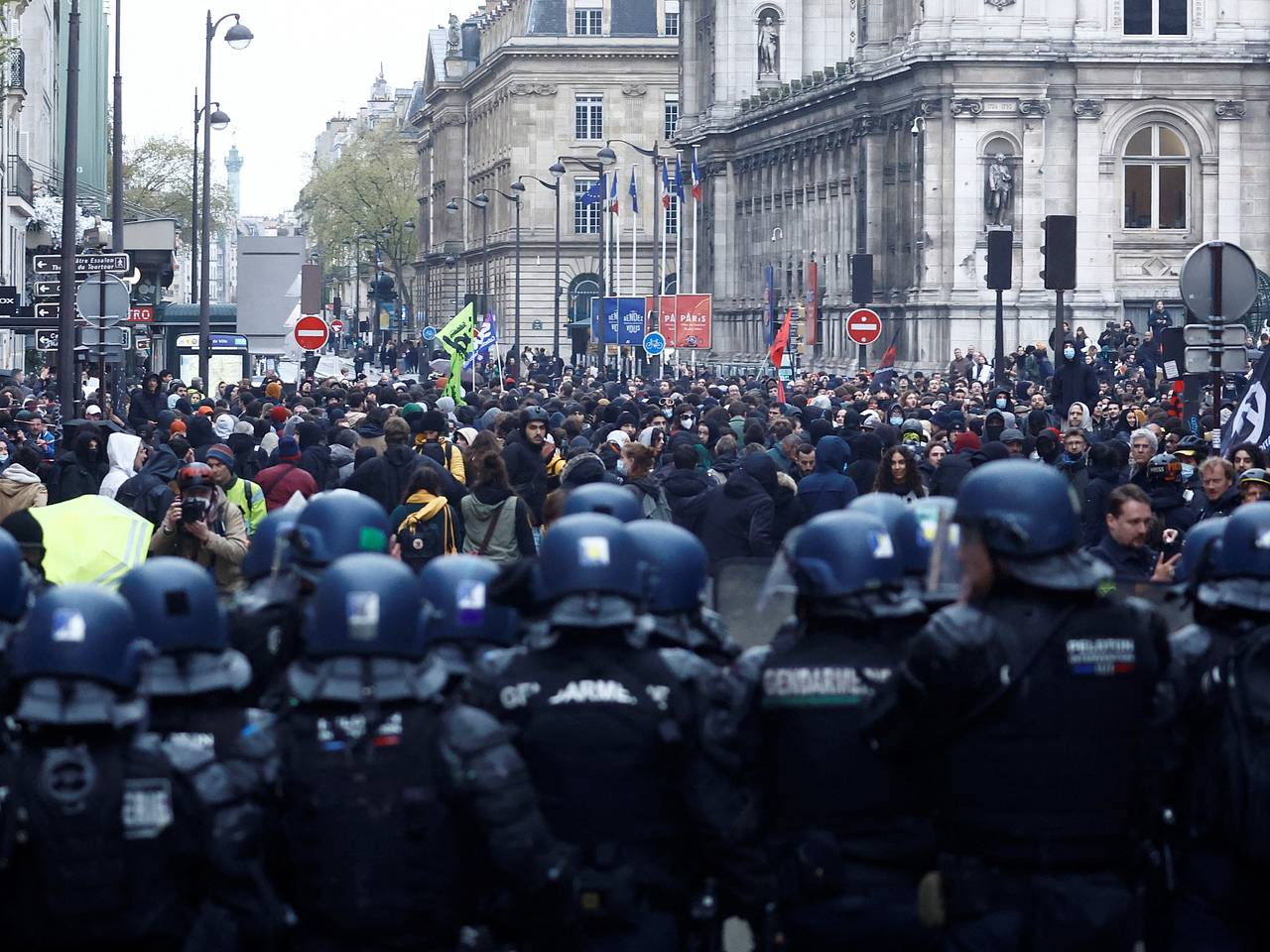 Во Франции начались беспорядки из за одобрения пенсионной реформы Политика Мир