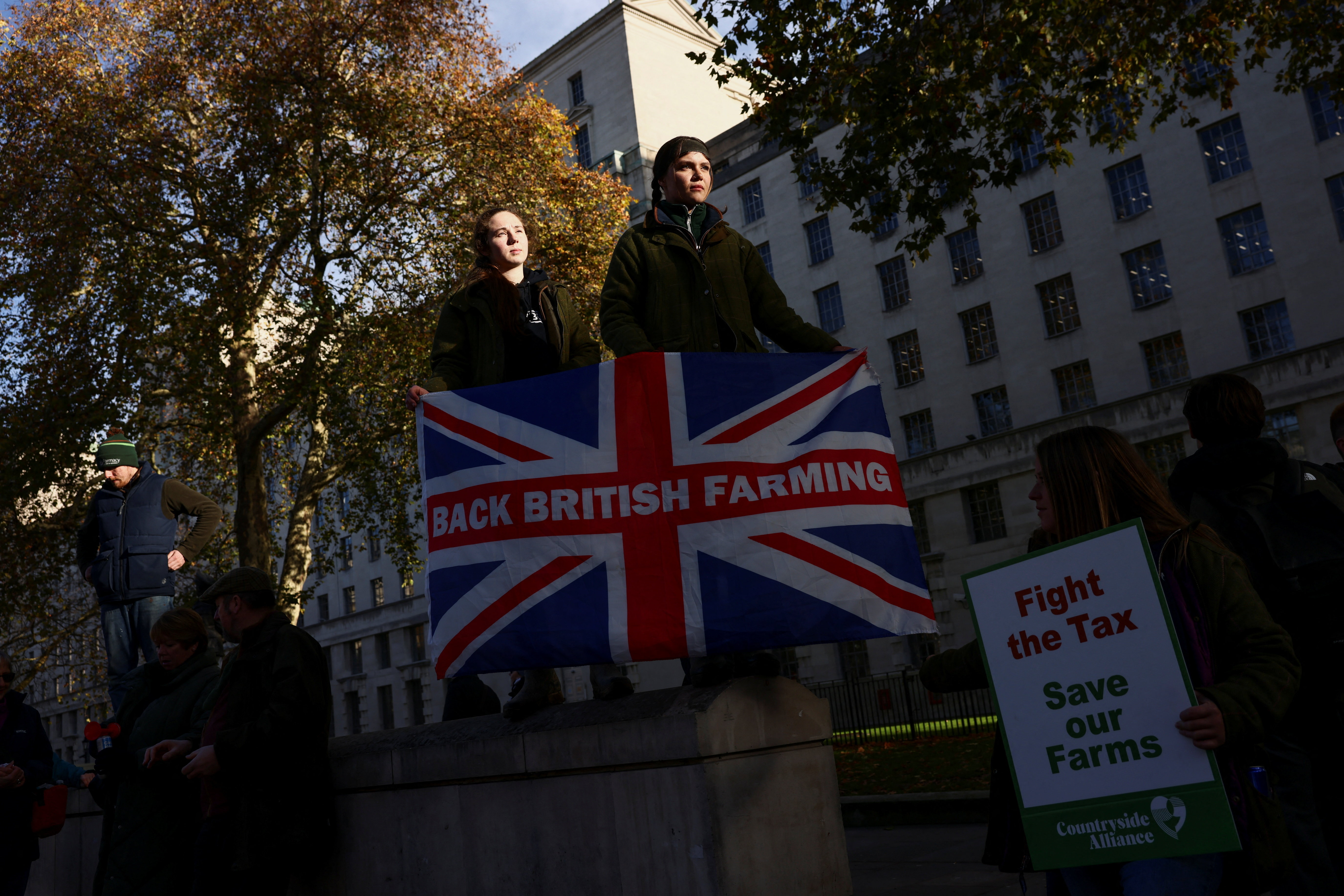 Британцев призвали научиться у русских мату и производству самогона ...